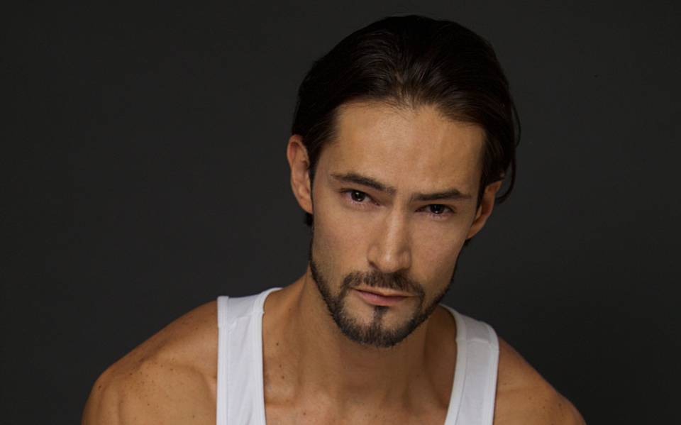 Alex Durán lanza su tema «¿Cómo le hago?» en honor a «El Dragón» – TV&SHOW